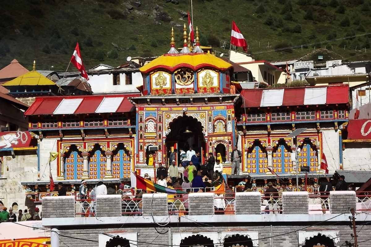 HOW TO TRAVEL TO THE BADRINATH TEMPLE?